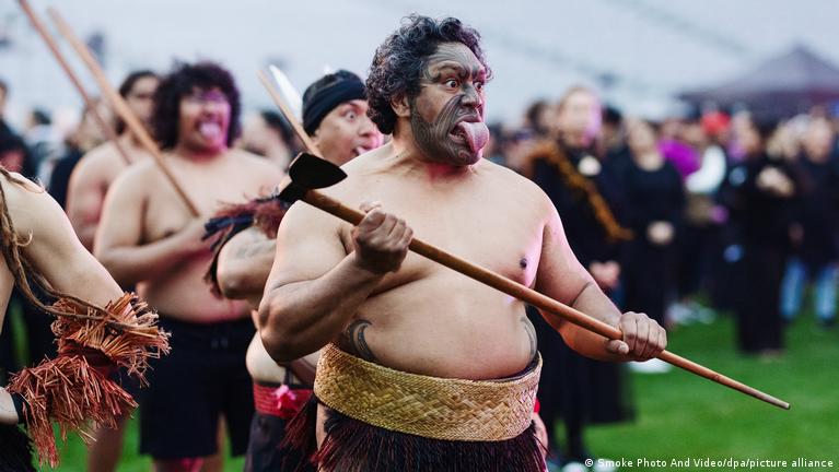 New Zealand reclaims the world record for the largest haka – DW – 09/30 ...