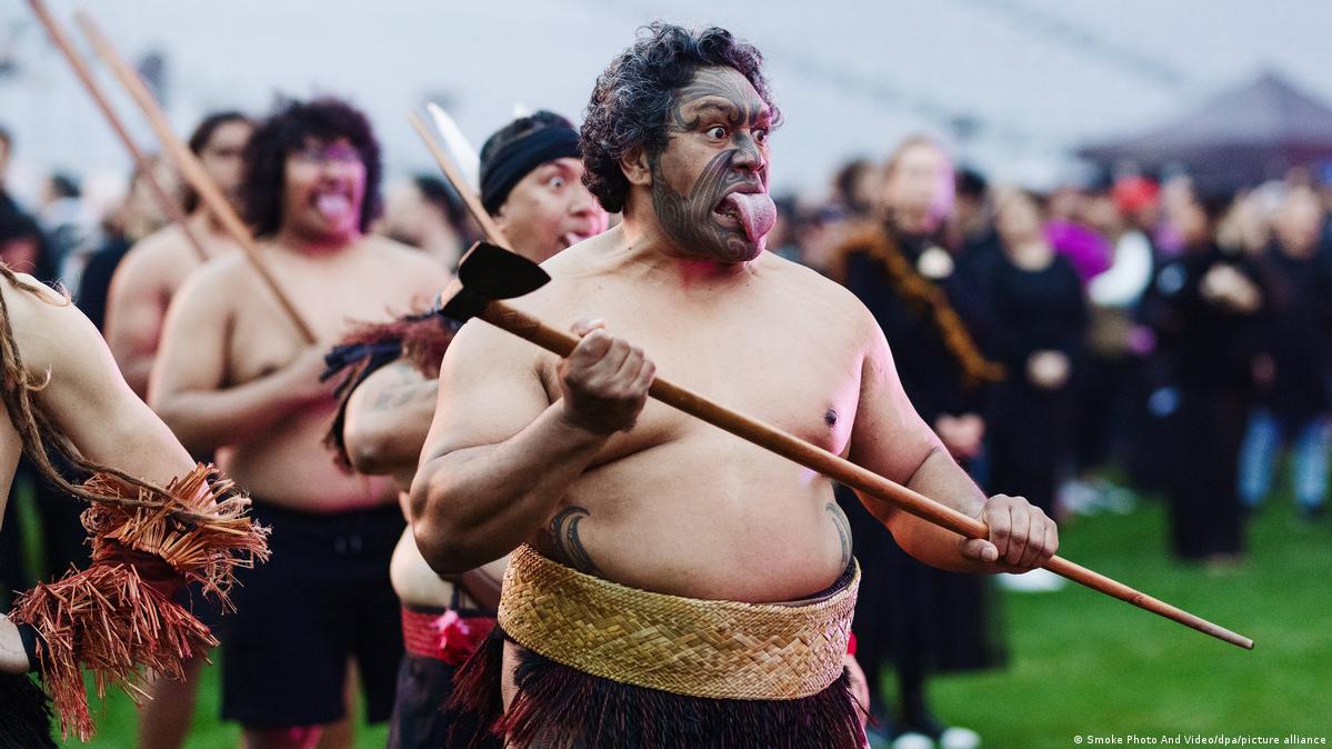 New Zealand reclaims the world record for the largest haka – DW – 09/30 ...