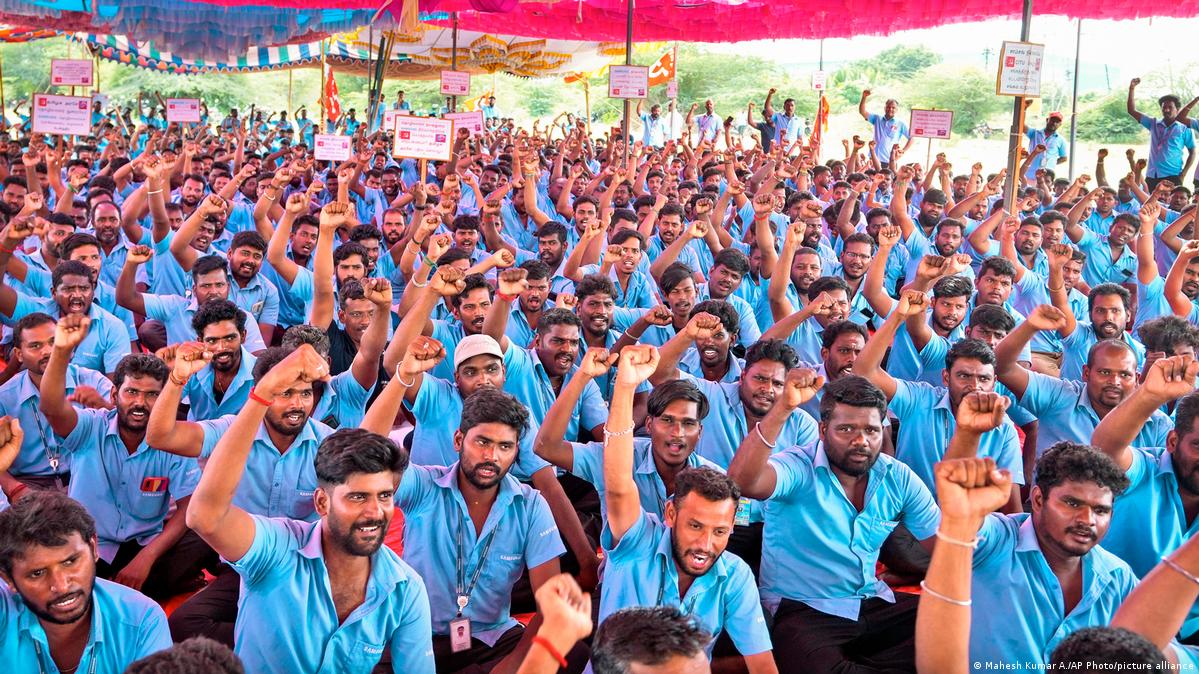 India: Police detain 600 striking Samsung workers at protest – DW – 10 ...