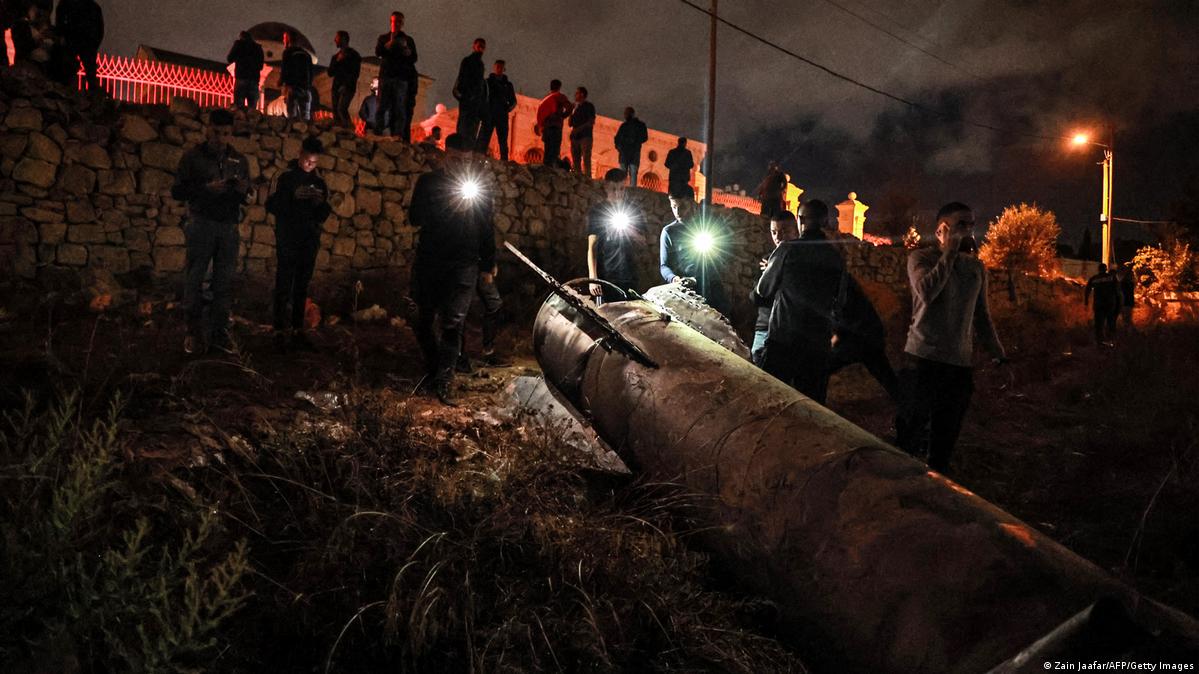 Iran fires missiles at Israel: What you need to know – DW – 10/02/2024