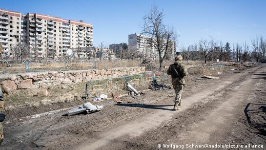 Ukraine pulls troops from Vuhledar as Russia advances – DW – 10/02/2024