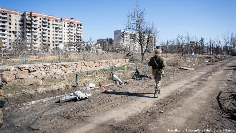 Ukraine pulls troops from Vuhledar as Russia advances – DW – 10/02/2024