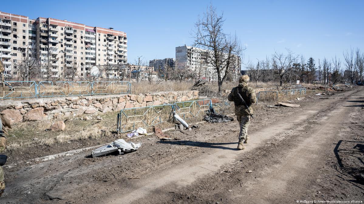 Ukraine pulls troops from Vuhledar as Russia advances – DW – 10/02/2024