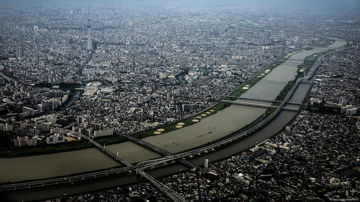 Tokio alerta por acercamiento de tifón Nari – DW – 14/07/2025 Tokio alerta por acercamiento de tifón Nari – DW – 14/07/2025
