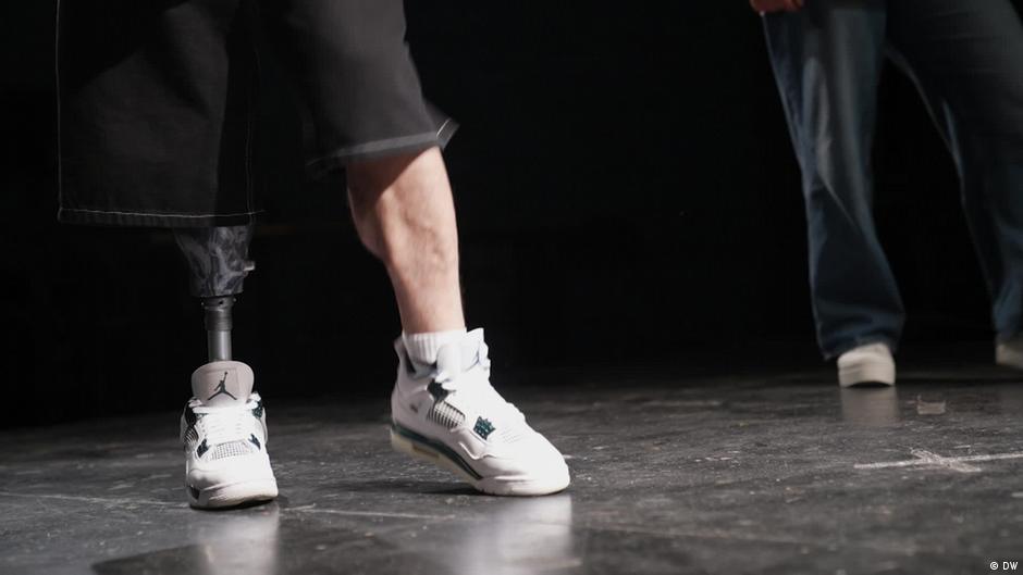 Syrian breakdancer hasn't skipped a beat after losing leg