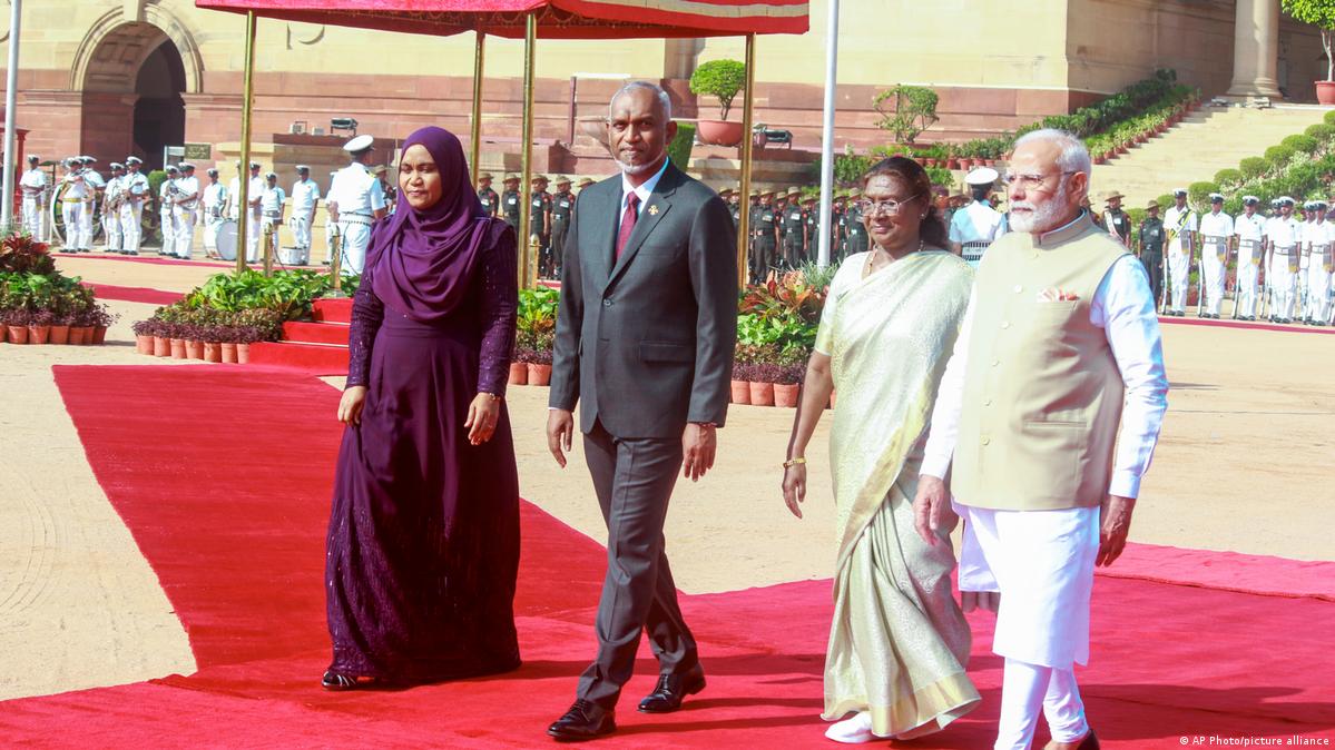 India's Modi receives Maldives' Muizzu in bid to boost ties – DW – 10 ...