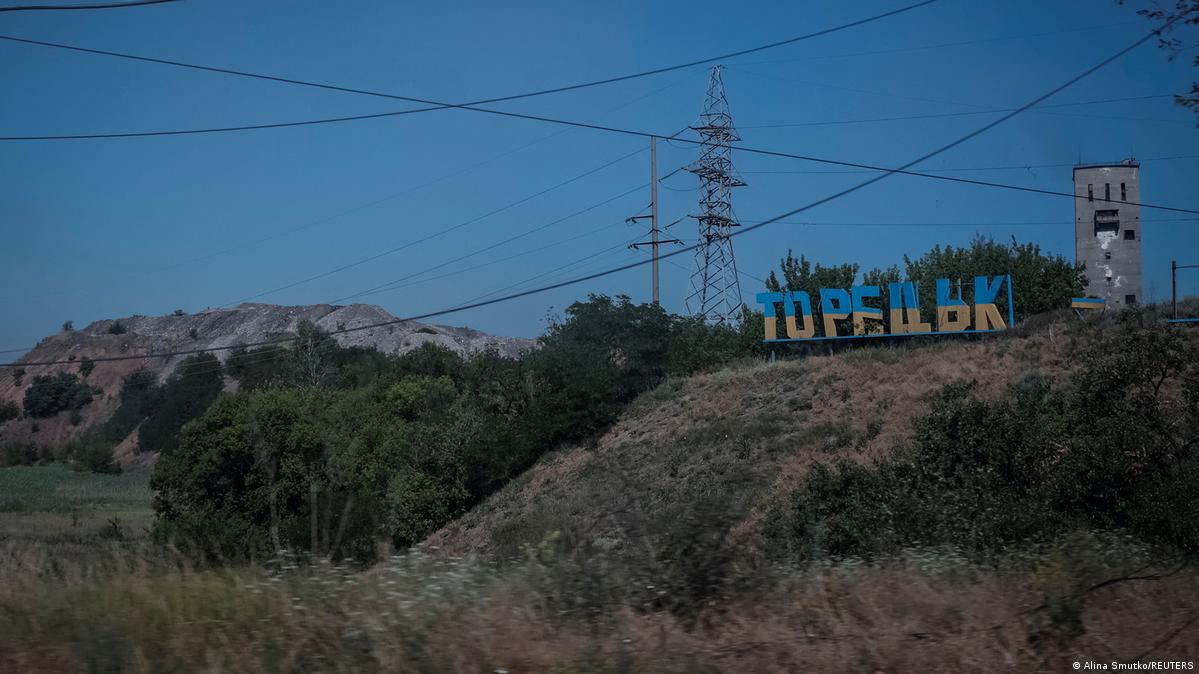 Ukraine: Russische Truppen dringen bis Fronstadt Torezk vor – DW – 08. ...