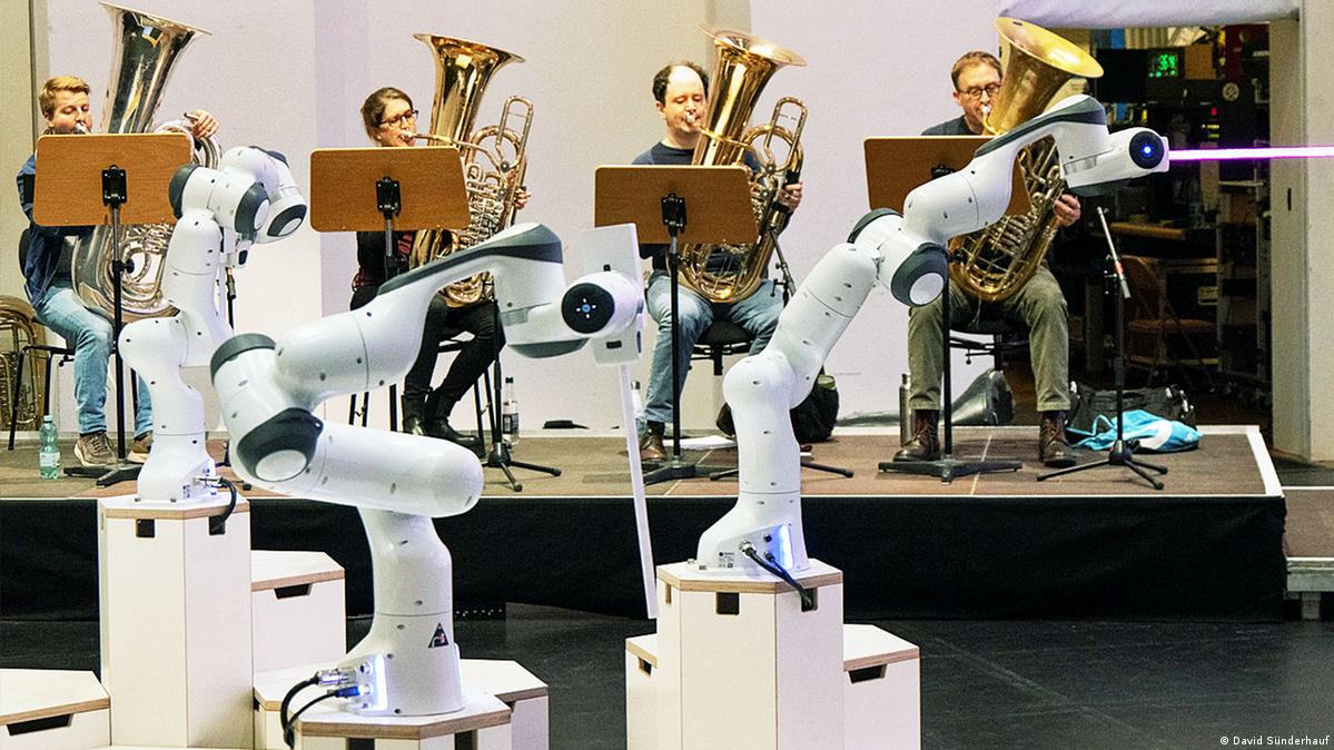Robot Symphony: Dresden orchestra conducted by 3-armed robot
