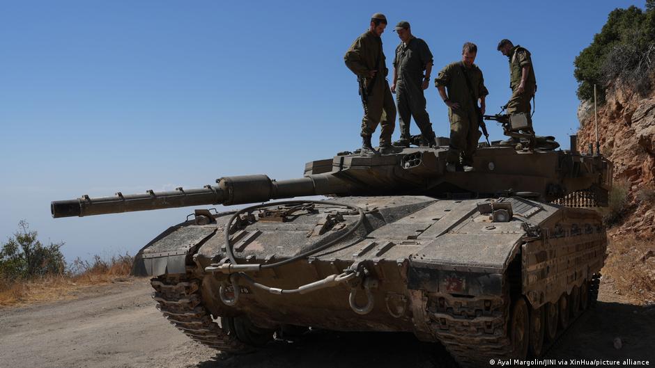 Israeli tanks break through peacekeeper base — UN – DW – 10/13/2024