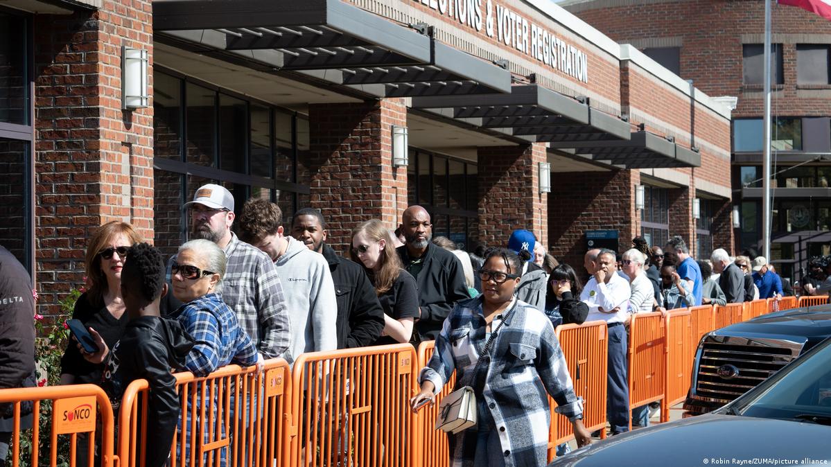 US election: Record numbers cast early ballots in Georgia – DW – 10/16/2024