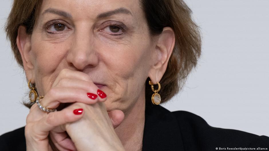 Anne Applebaum: What Assad's fall means for other autocrats – DW – 12 ...