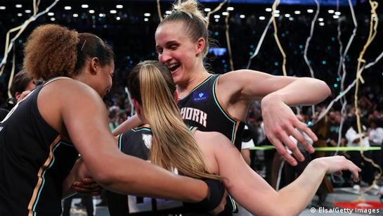 Fiebich and Sabally win WNBA championship for New York – DW – 10/15/2024