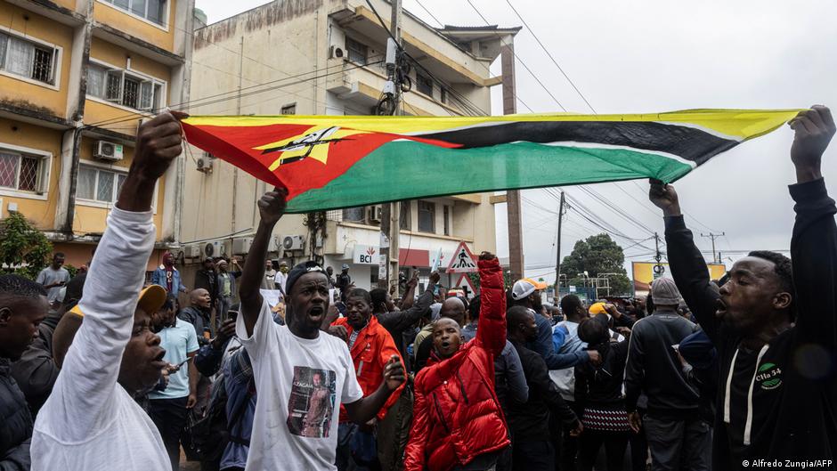 Moçambique em protesto: Nova fase de paralisação inicia hoje – DW – 13 ...
