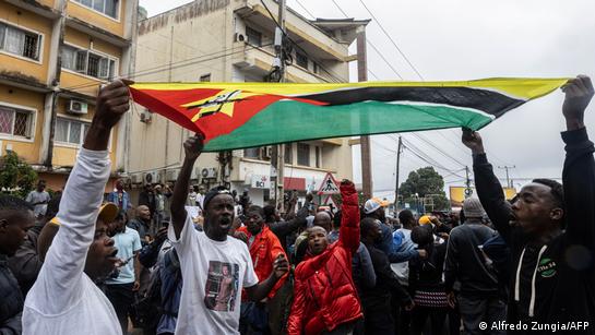 Moçambique em protesto: Nova fase de paralisação inicia hoje – DW – 13 ...
