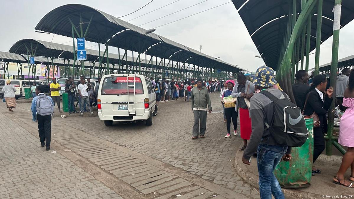 Protestos em Maputo deixam 350 mil pessoas sem transporte – DW – 10/12/2024