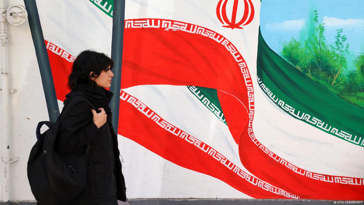 Women in Iran fight for rights as economic crisis bites – DW – 03/08/2025