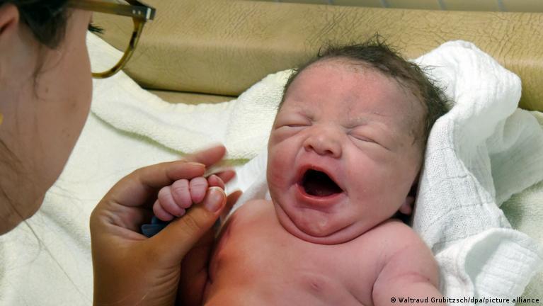 Germany's birth rate drops to 10-year record-low – DW – 11/05/2024