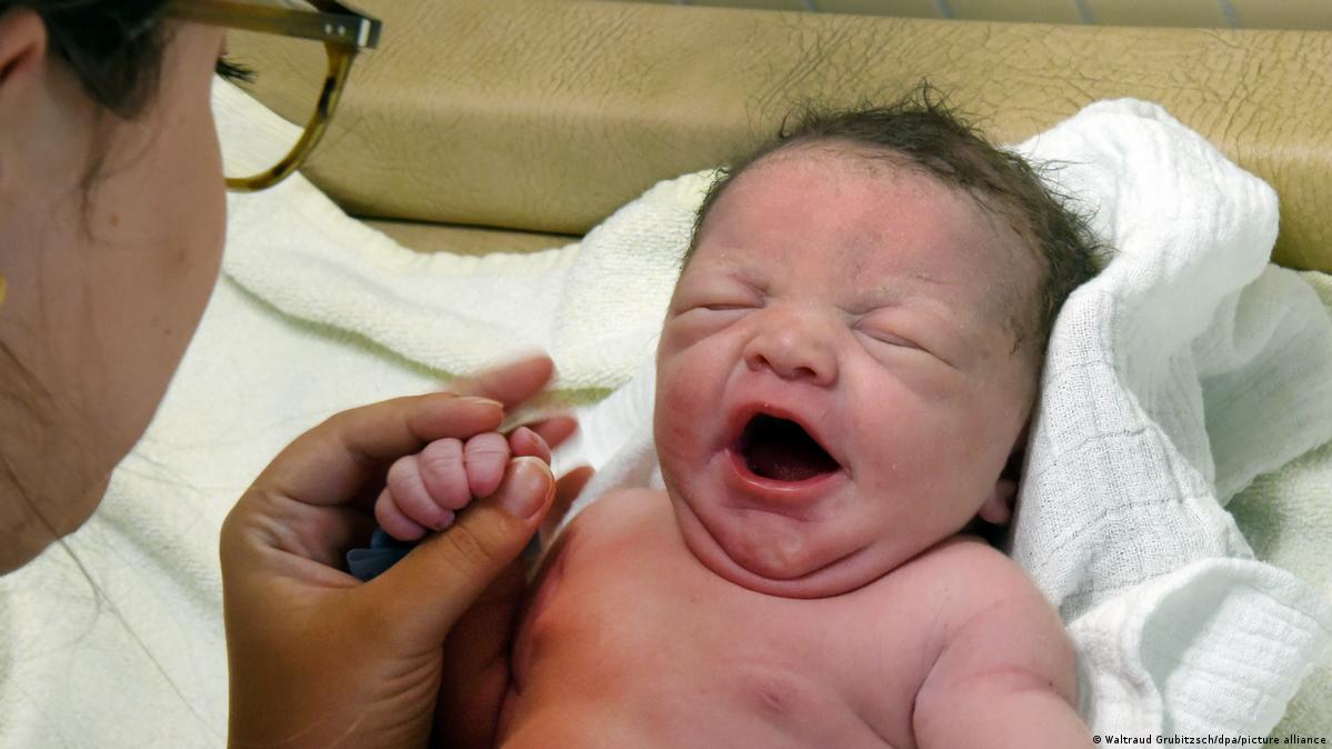 Germany's birth rate drops to 10-year record-low – DW – 11/05/2024