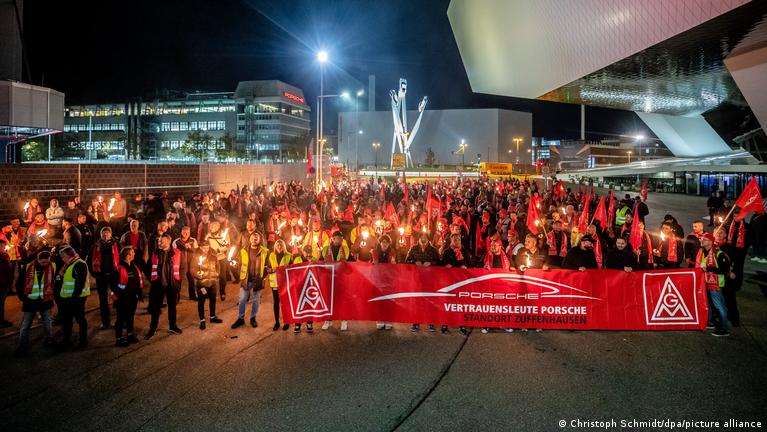 Germany metalworkers launch strikes over pay – DW – 10/29/2024