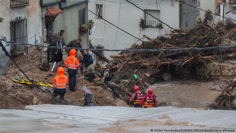 Spain's Valencia, Andalusia regions hit by deadly floods – DW – 10/30/2024