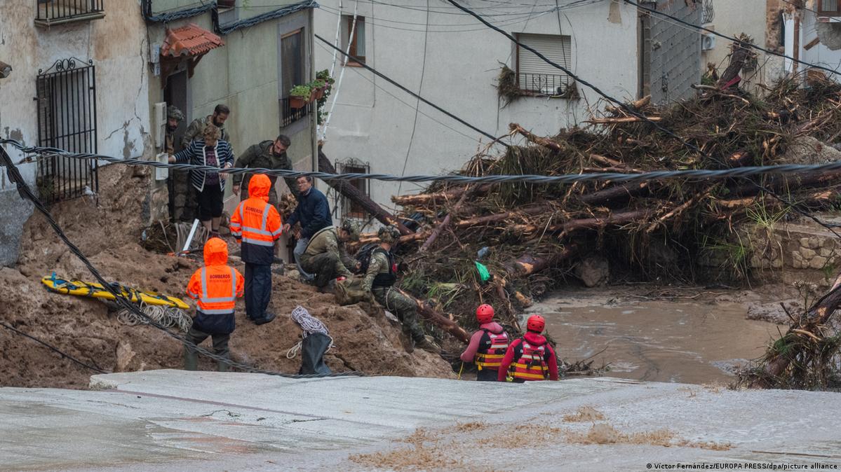 Spain's Valencia, Andalusia regions hit by deadly floods – DW – 10/30/2024