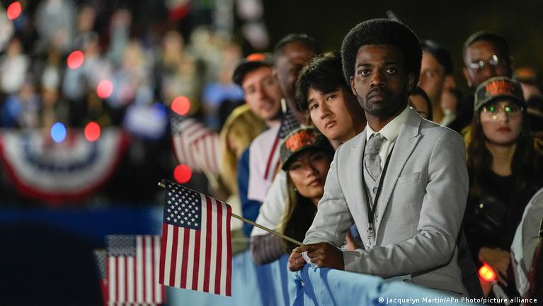 Harris y Trump luchan por los votos de hombres jóvenes – DW – 04/11/2024
