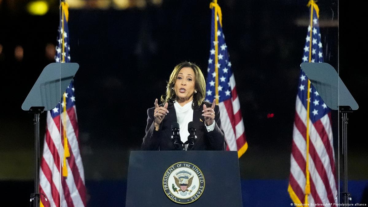 US election: Harris says Trump wants 'unchecked power' – DW – 10/30/2024