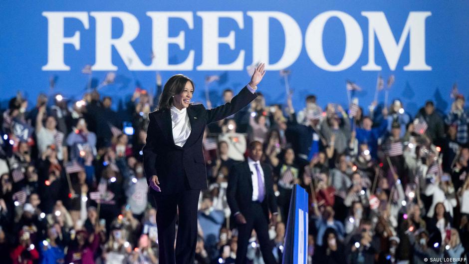 US Election: Candidates rally in battleground states - News Headlines