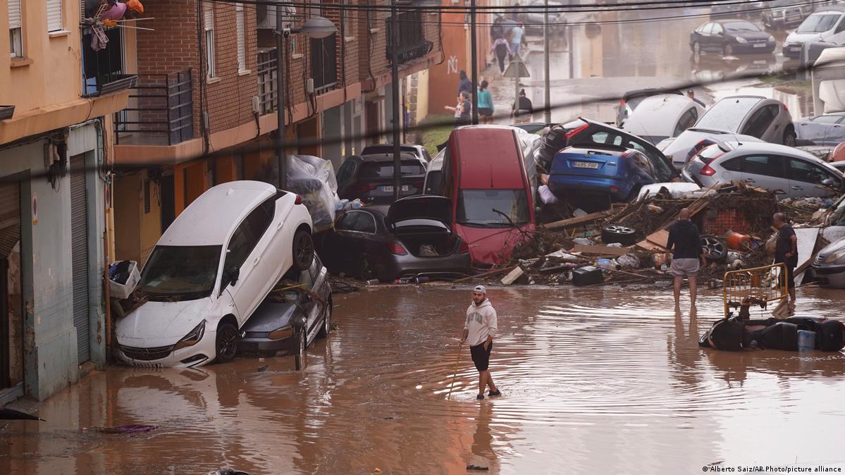 Spain floods: Valencia death toll mounts as EU offers help – DW – 10/31 ...