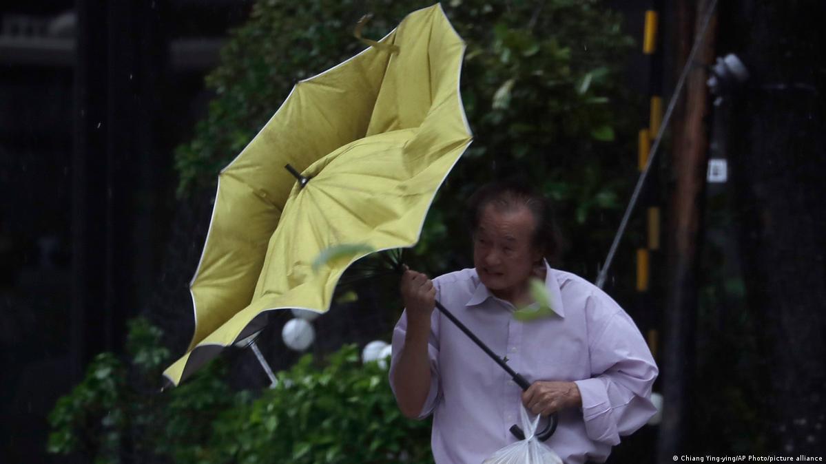 Taiwan shuts down as Typhoon Kong-rey hits land – DW – 10/31/2024