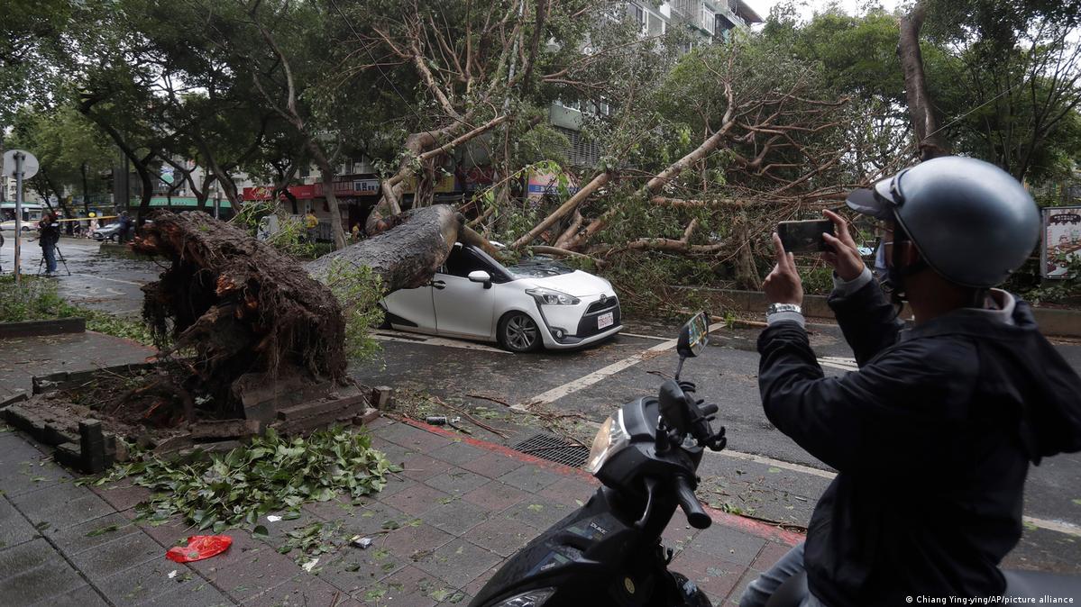 Typhoon Kong-rey moves from Taiwan to Chinese coast – DW – 11/01/2024