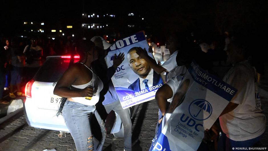 هزيمة تاريخية للحزب الحاكم في بوتسوانا – DW – 2024/11/2