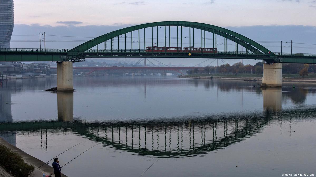 Serbia starts 'German Bridge' demolition despite outcry – DW – 11/02/2024
