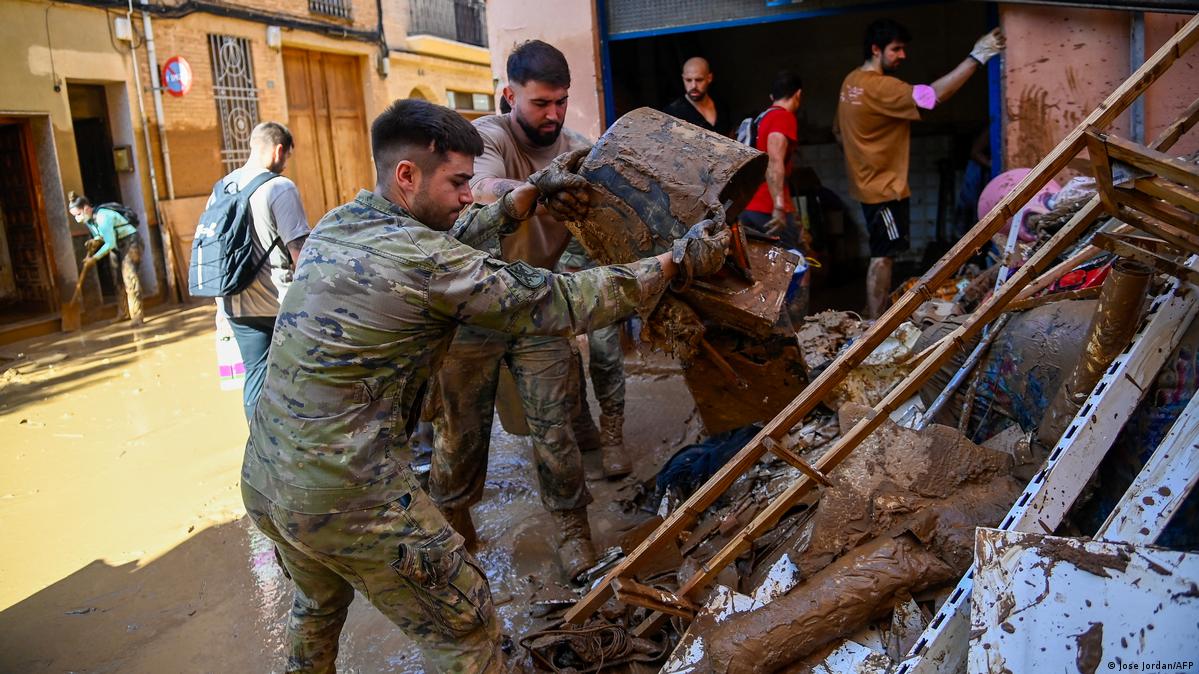 Spain sends 10,000 more troops, police to flood-hit Valencia – DW – 11 ...