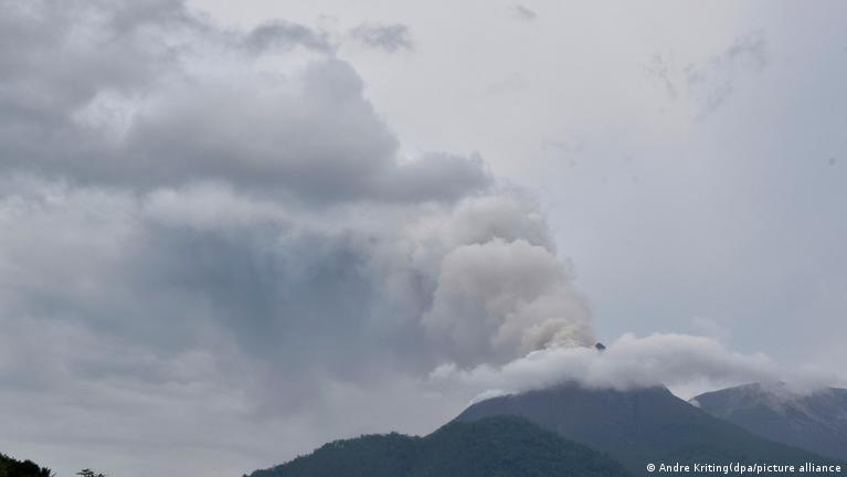 Indonesia: Volcano eruption kills several – DW – 11/04/2024