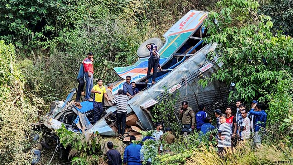 India: Deadly bus crash in Uttarakhand state – DW – 11/04/2024