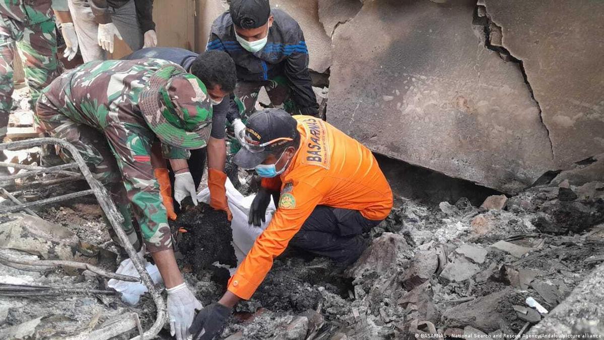 Indonesia: Deadly eruption of Mount Lewotobi volcano – DW – 11/04/2024