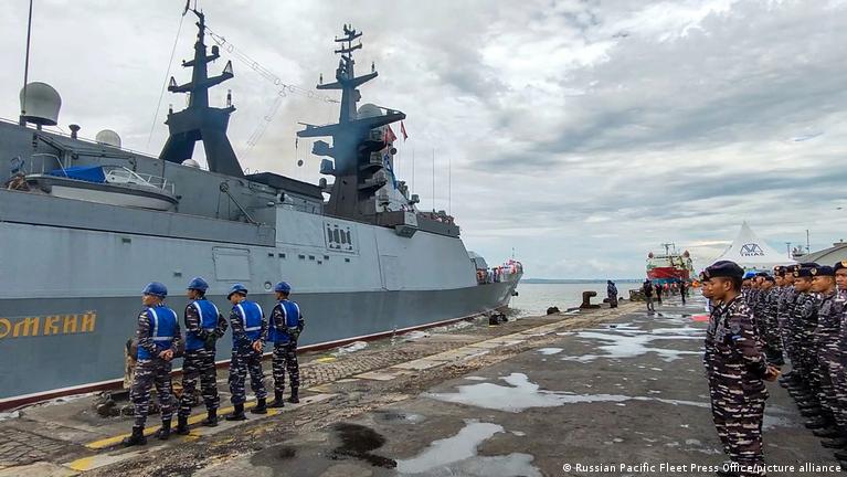 Indonesia and Russia hold first joint naval exercises – DW – 11/04/2024