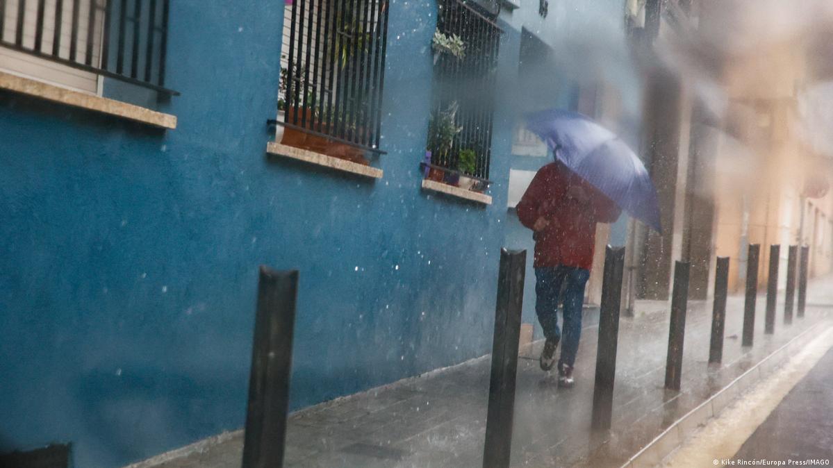 Spain floods: Barcelona on high alert amid Valencia searches – DW – 11 ...