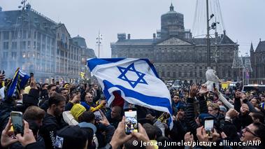 Amsterdam mayor: Rioters sought out, attacked Israeli fans – DW – 11/09 ...