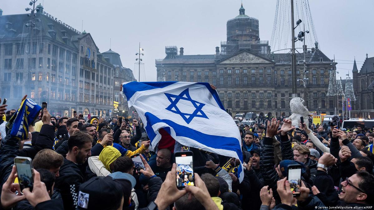 Amsterdam mayor: Rioters sought out, attacked Israeli fans – DW – 11/09 ...