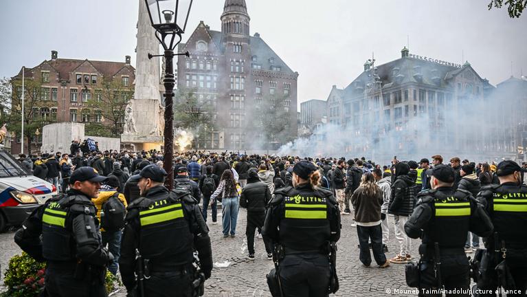 Dutch coalition survives crisis talks over offensive remarks – DW – 11 ...