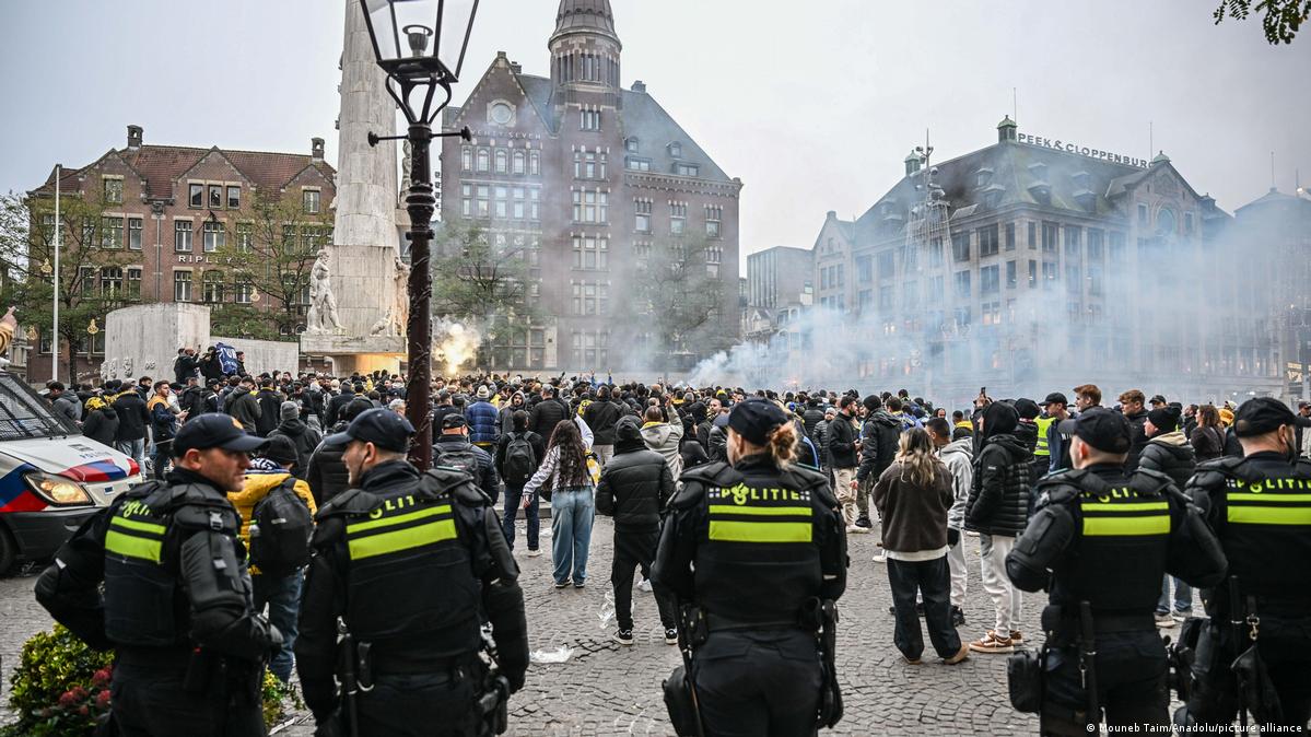 Dutch coalition survives crisis talks over offensive remarks – DW – 11 ...