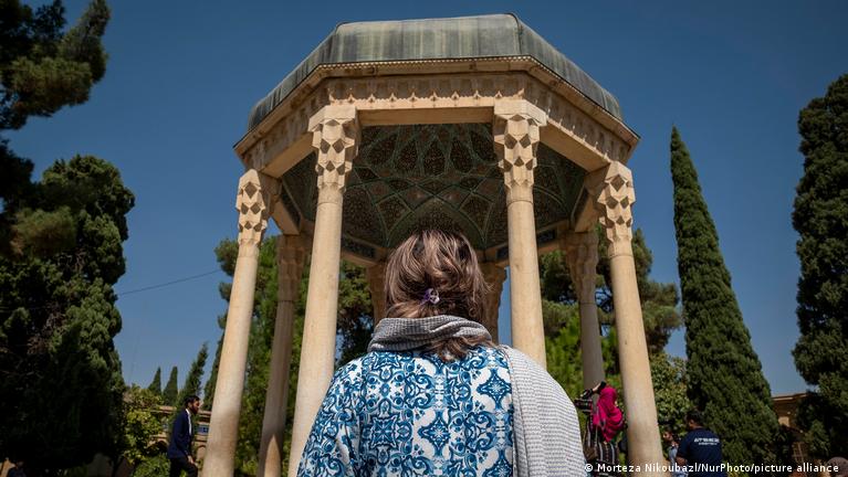 Iran tightens hijab laws as women's resistance grows – DW – 12/03/2024