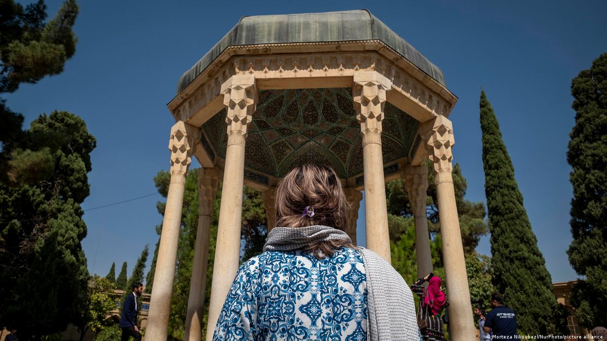 Iran tightens hijab laws as women's resistance grows – DW – 12/03/2024