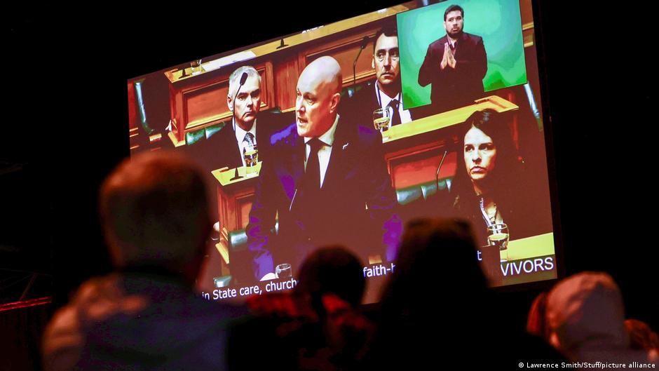 New Zealand PM apologizes for abuse in state and church care – DW – 11/12/2024