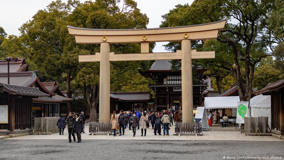 Tokio: turista detenido por grabar letras en un santuario – DW – 14/11/2024