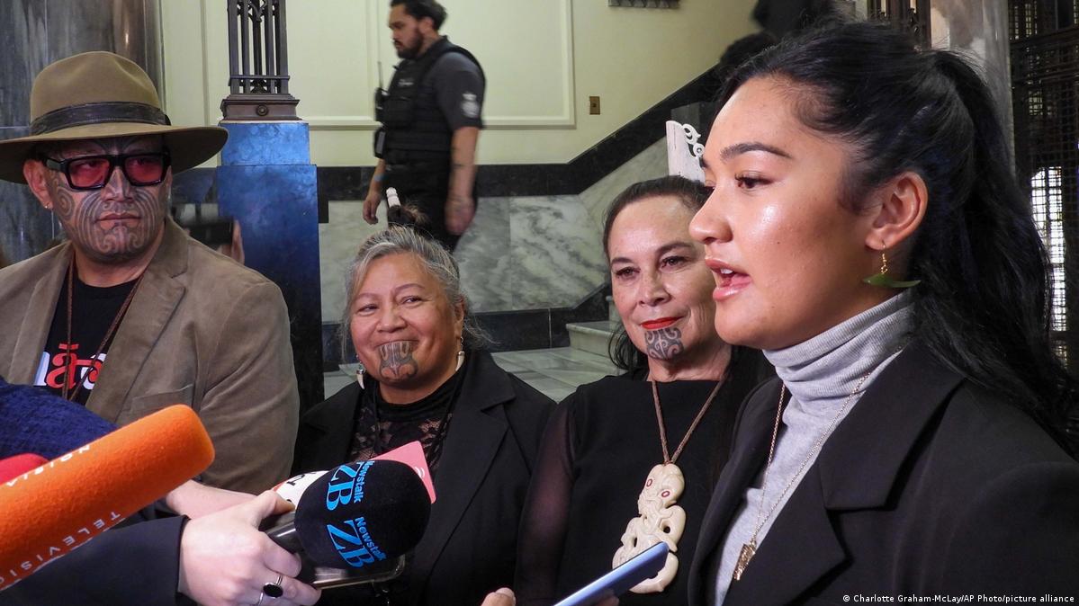 New Zealand: Maori MPs disrupt parliament with haka – DW – 11/14/2024