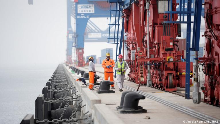 Xi inaugurates South America's first Chinese-funded port – DW – 11/15/2024