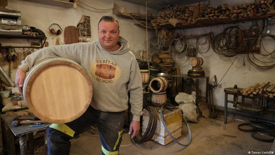 Keeping Hungary's centuries-old coopering tradition alive – DW – 11/15/2024